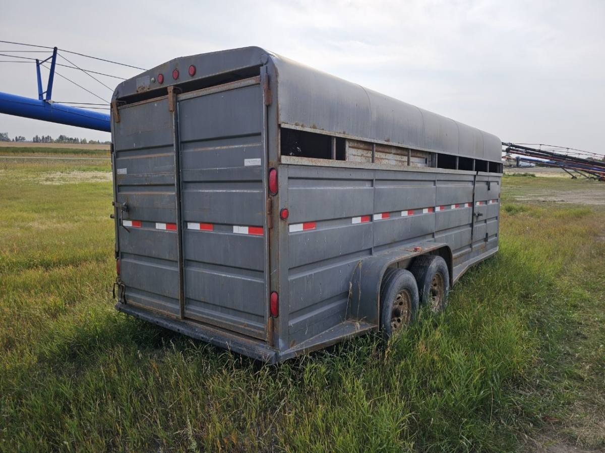 2002 Duncan 8'6" x 20' Gooseneck Livestock Trailer