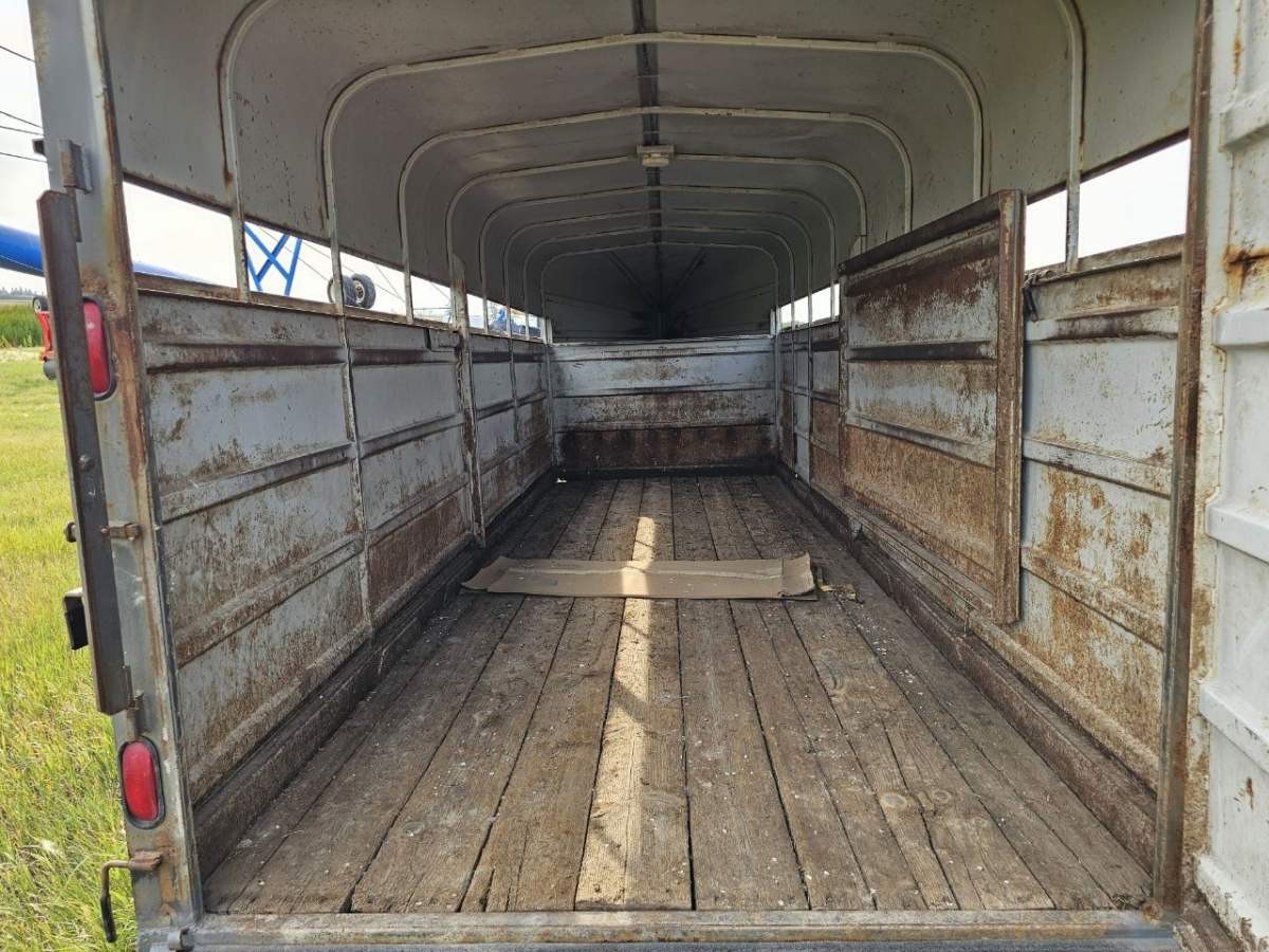 2002 Duncan 8'6" x 20' Gooseneck Livestock Trailer - Horse and Cattle ...