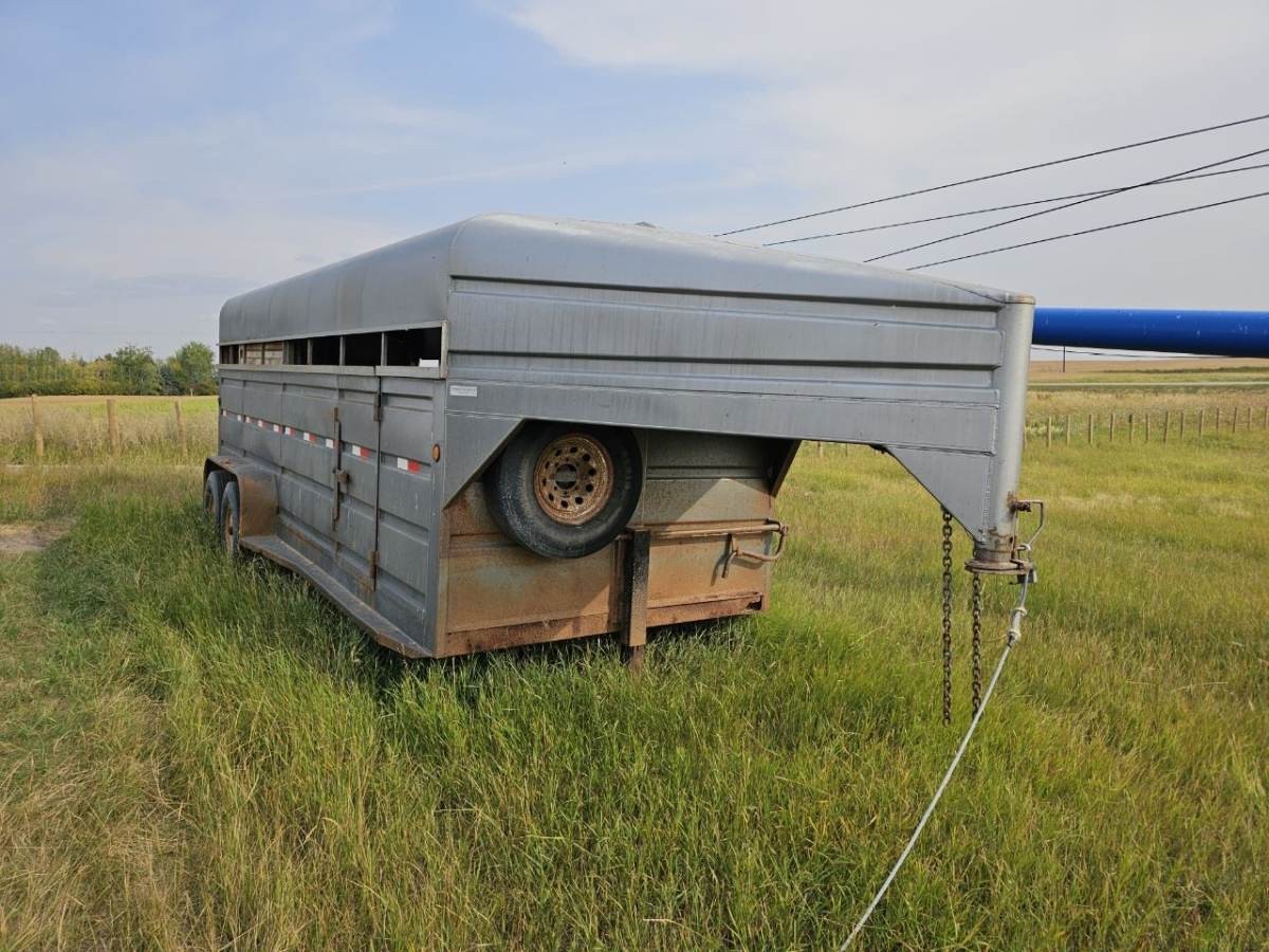 2002 Duncan 8'6" x 20' Gooseneck Livestock Trailer - Horse and Cattle ...