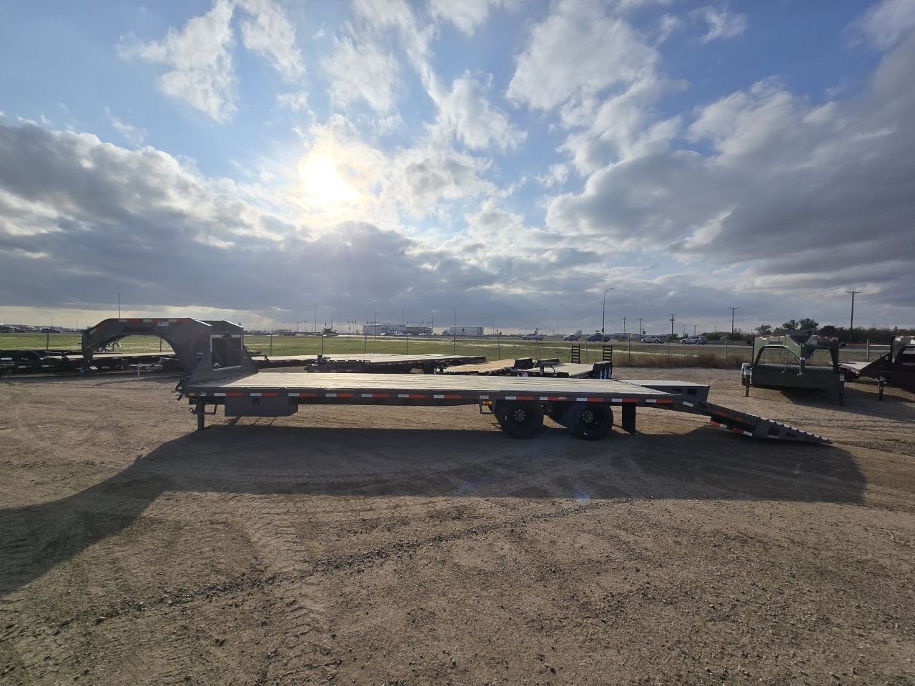 2025 Diamond C FMAX 8'6" x 32' GN BT Flat Deck Trailer