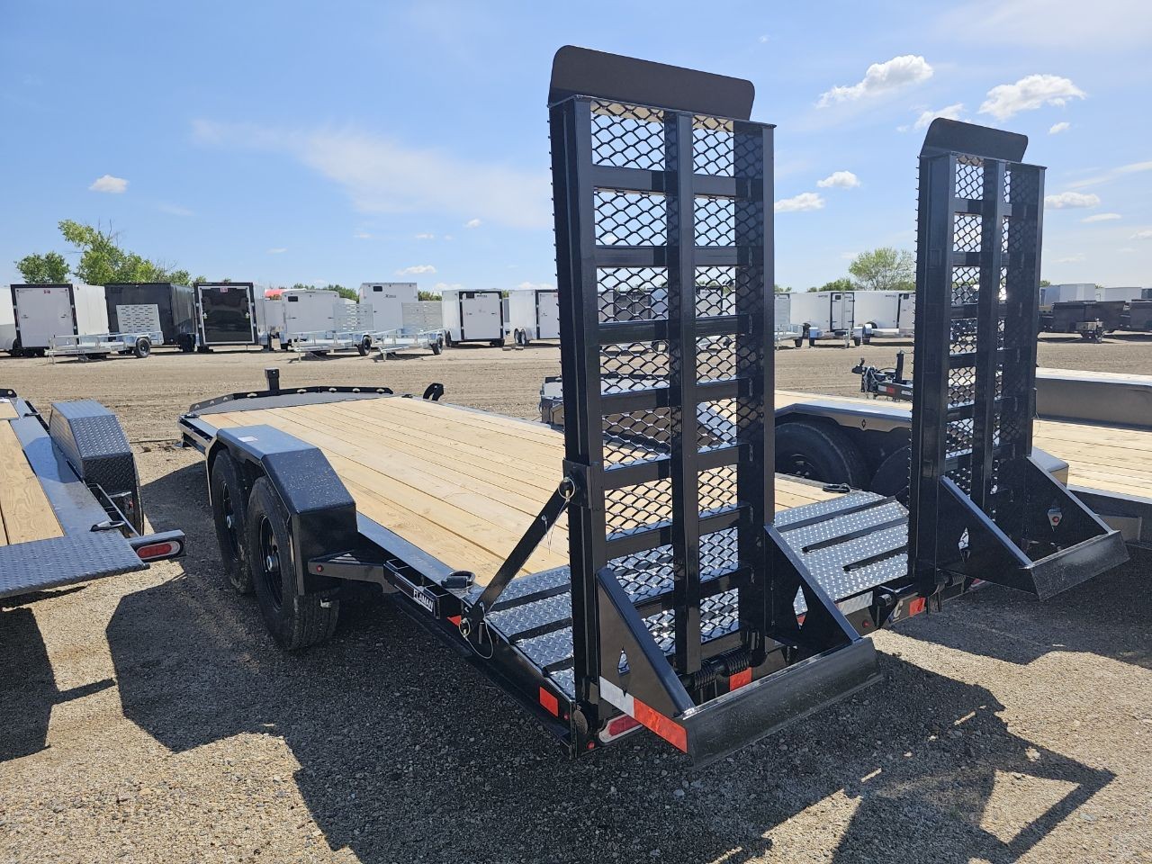 2025 Diamond C LPX 8'6" x 20' Beavertail Flat Deck Trailer