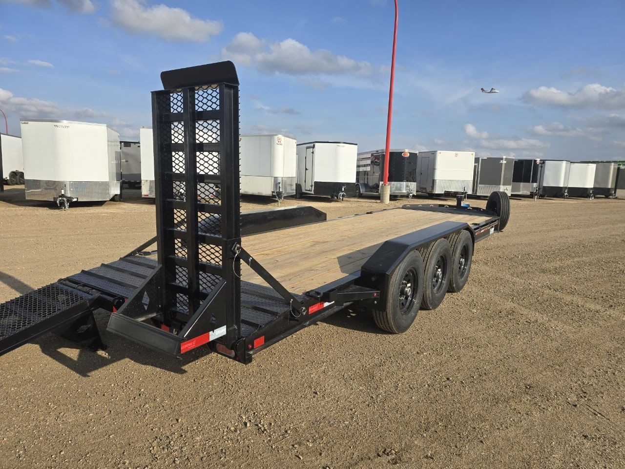 2026 Diamond C LPX 8'6" x 22' Beavertail Flat Deck Trailer