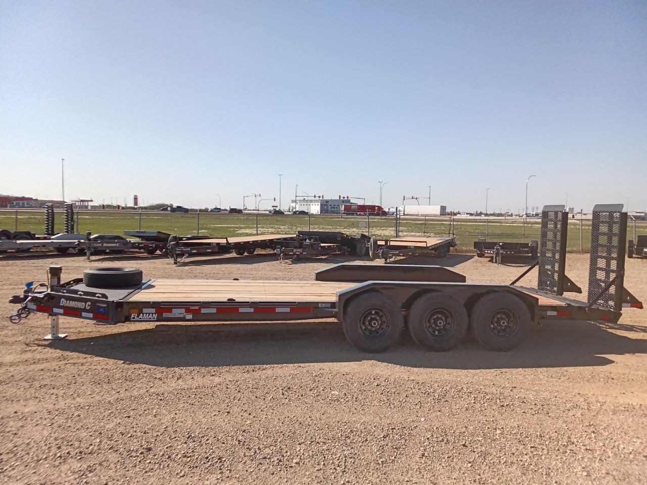 2026 Diamond C LPX 8'6" x 22' Beavertail Flat Deck Trailer - Trailer ...