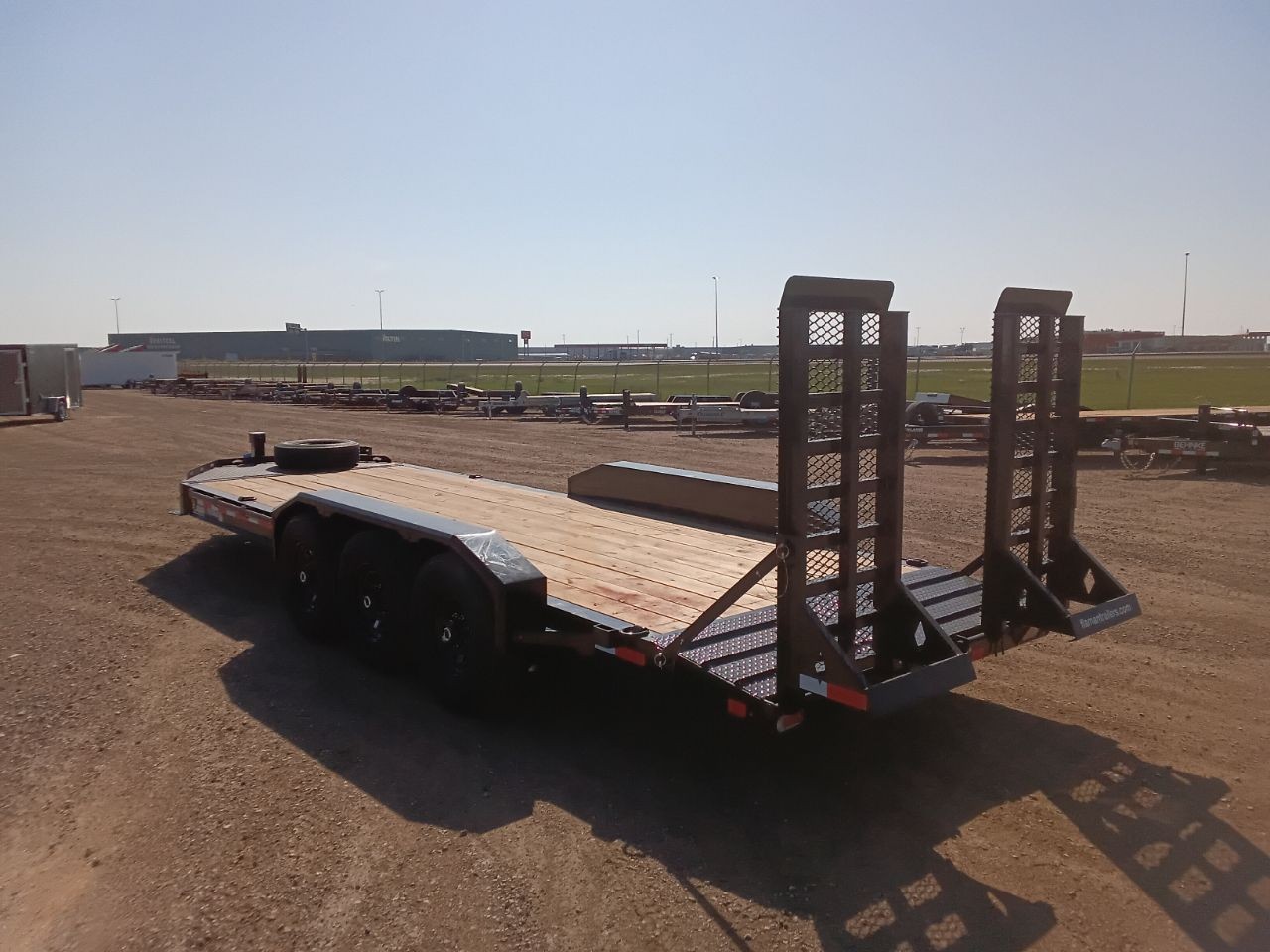 2026 Diamond C LPX 8'6" x 22' Beavertail Flat Deck Trailer - Trailer ...