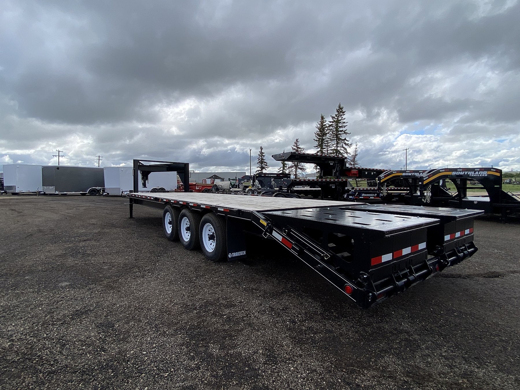 2026 Trailtech Essential Series 24' Tri-Axle Gooseneck